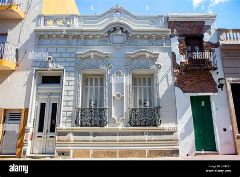 Maison Traditionnelle De Style Colonial Banque De Photographies Et D