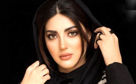 پوشش متفاوت هلیا امامی با تصویر ناصرالدین‌شاه در اکران فیلم روزنامه هفت صبح