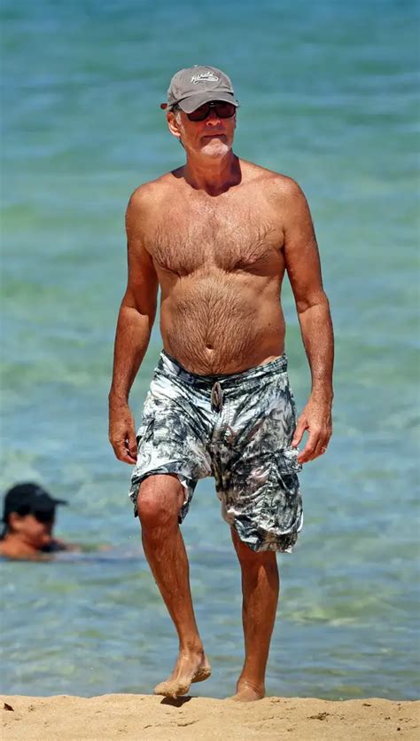 Las Fotos De Pierce Brosnan Sin Camiseta A Los 68 Años Donde Demuestra