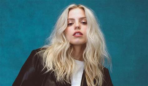 رينيه راب تغادر The Sex Lives Of College Girls عين