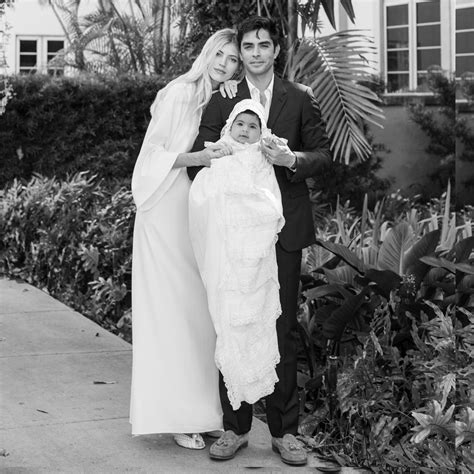 Модель Victorias Secret Девон Виндзор устроила стильные крестины для дочери фото Караван