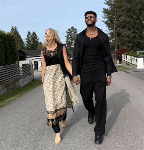 Mayoo Indiran Dropper Julegaver Har Laget Sex Julekalender Med Kjæresten