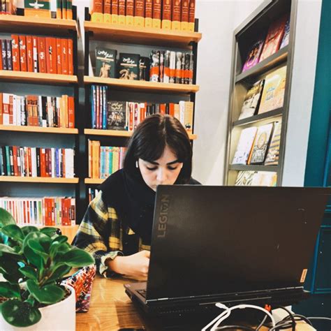 تو محیط‌‌های تحصیلی، مشکلی که وجود داره عدم اگاهی دانشجویان از بسترهای بین‌المللی هست خیلی از