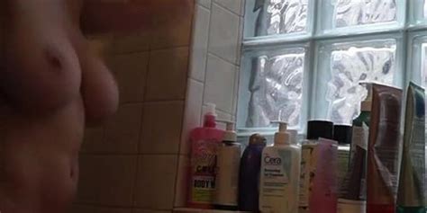 Superbe Femme Mature Aux Seins Naturels Est Filmee Nue Sous La Douche Tnaflix Com