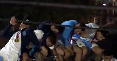 El Peligroso Momento En El Que Un Cable Hizo Tambalear A Los Jugadores