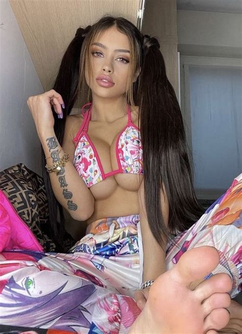 Photo Christina Bertevello Shows Her Feet