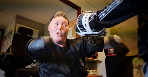 Två år Efter Sepsis Nu Siktar Viktor Alriksson Sanell Mot Paralympics I Karate Svt Nyheter