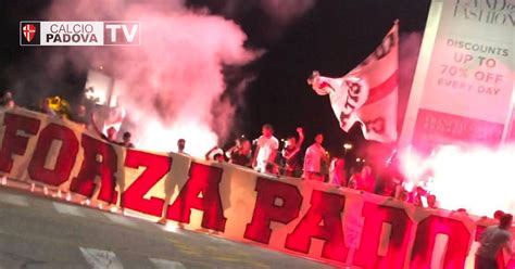 Laccoglienza Dei Tifosi Biancoscudati Allaeroporto Catullo Di Verona