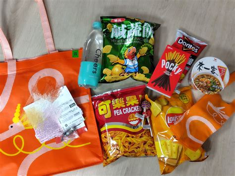 看社團po文 Lihiccu59xo 感覺別人的全家福袋永遠比較好🤣 我的全家福袋就差一顆簽名球 有脆友也能曬一下福袋開箱嗎🤣 全家便利商店社團