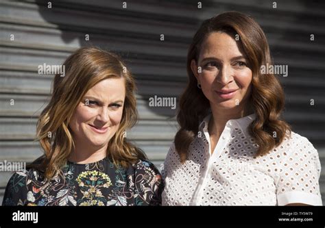 Amy Poehler L And Maya Rudolph Pose For Photographers At A Ceremony