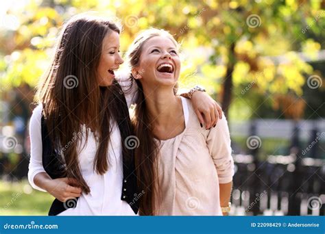 Dois Gêmeos Alegres Das Meninas Imagem De Stock Imagem De Ensolarado