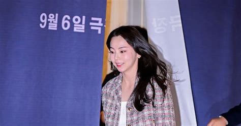 사진 안소희 미소 가득 안고 조선비즈