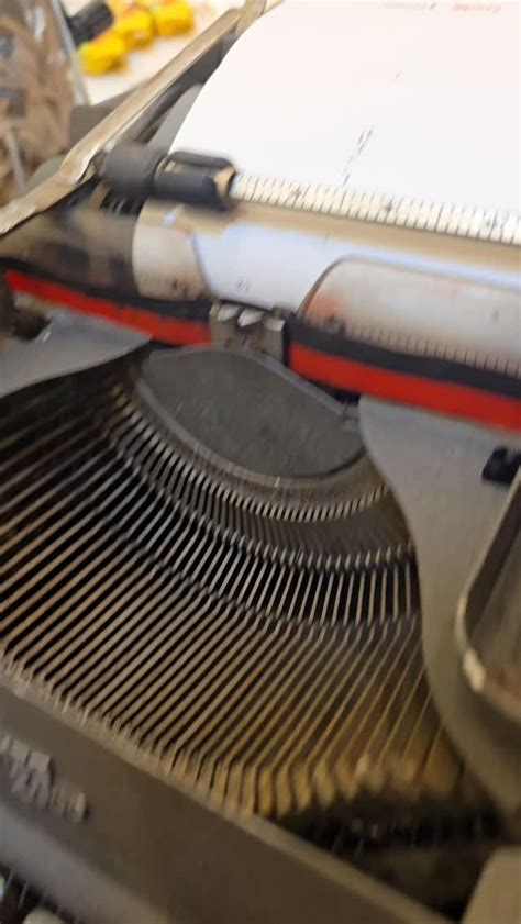 고장난 줄 알았던 책방의 에르메스 타자기가 고장이 아니었어요 그래서 전시 중인 책방 글쓰기 모임 짙은우체국 사서함을