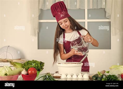 Kleines Mädchen Backen In Der Küche Kind Koch Kochen Teig Kind