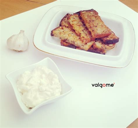 Kepta Duona Su česnaku Ir Lydyto Sūrelio Padažu Valgome