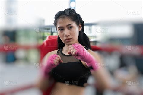 健身房 女性 拳击 女孩 健身俱乐部 中心 锻炼 训练 站