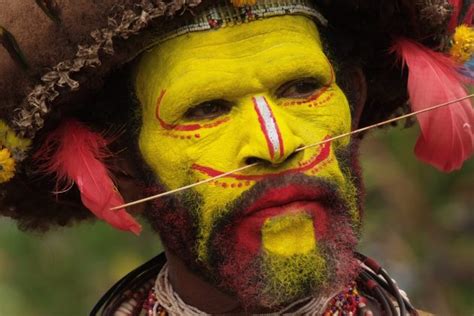 Papua New Guineas Huli Tribe The Colorful Wigmen Of The Worlds Most