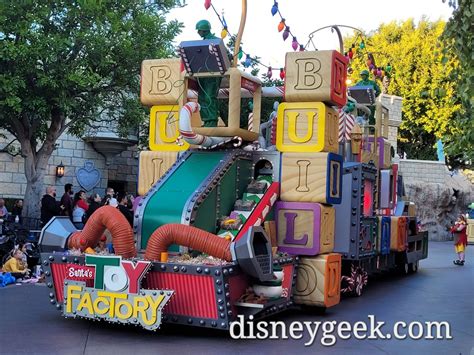 Pictures And Video A Christmas Fantasy Parade At Disneyland The Geeks