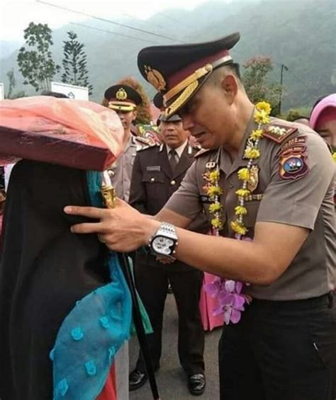 Viral Tangis Gadis Penjual Onde Onde Pecah Di Depan Akbp Cepi Noval