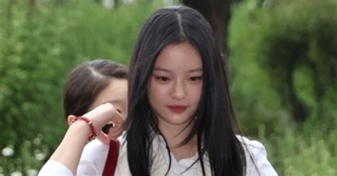 팔찌 어디 거” 뉴진스 하니 ‘국감 패션 눈길캐주얼룩에 레드로 포인트