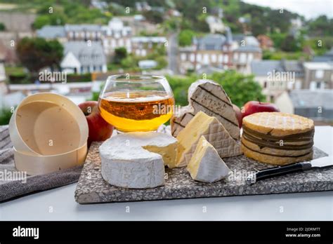 Fromages De Vache De La Région Normande Camembert Livarot