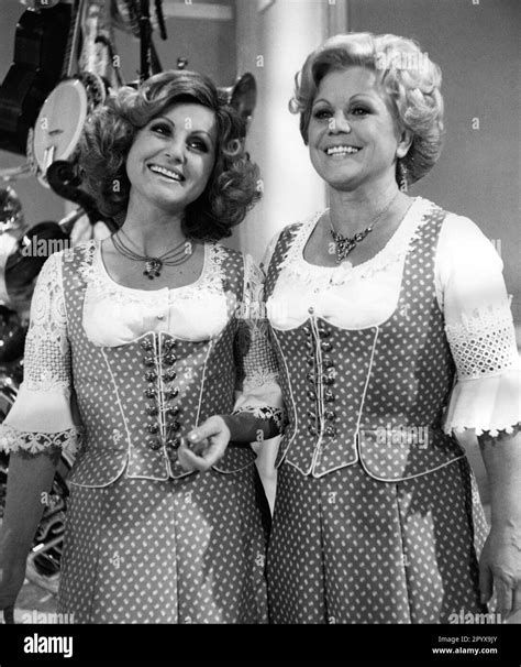 Maria And Margot Hellwig From Right At Die Superhitparade Der Volksmusik Of The Zdf Stock