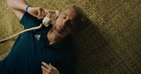 Michael Fassbender Y Taika Waititi Hacen Gol Gana Una Inspiradora