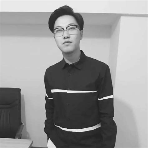 获战略投资 90后小伙签380校花校草玩直播拍网大 月流水100余万 大数跨境