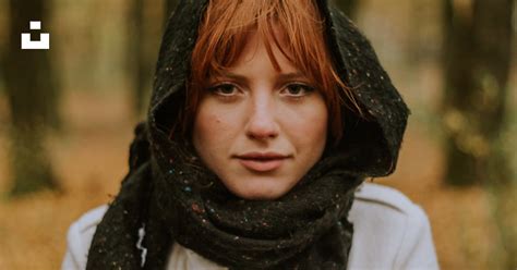 빨간 머리와 머리에 스카프를 두른 여자 사진 Unsplash의 무료 가을 미학 이미지