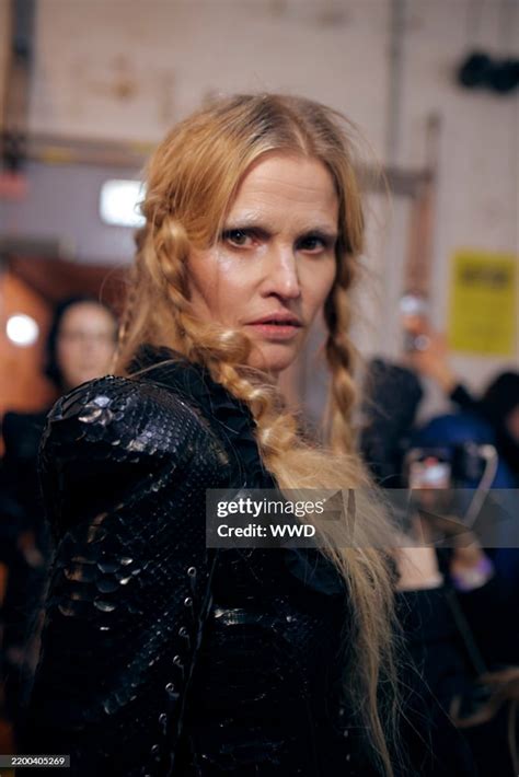 Lara Stone Backstage At The Dilara Findikoglu Fall Rtw 2025 Fashion