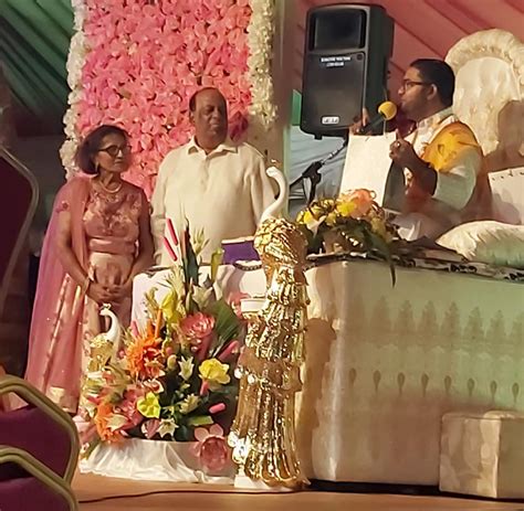 Pt Sunil Paying Tribute To Mr And Mrs Mohan Persad And Mr And Mrs Nigel Persad At Ganesh Utsaav