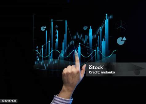 성장하는 지표와 여성의 손으로 홀로그램 그래프 비즈니스 성장 개념 수익성 있는 스타트업 수익성 있는 비즈니스 전략 매출 증가 고성능 개념에 대한 스톡 사진 및 기타 이미지