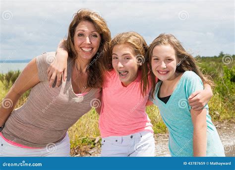 Una Madre E Le Sue Due Figlie Immagine Stock Immagine Di Famiglia