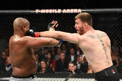 Daniel Cormier Stuns Stipe Miocic With First Round Knockout To Win Ufc 226 Maxim