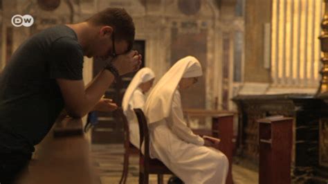 العقيدة والحياة زيارة البابا خدام المذبح في رحلة حج إلى روما Dw 201891