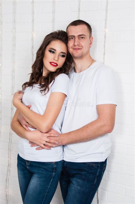 Jong Mooi Stel In Liefde Bijna Nieuwe Jaren Tuinland Op Witte Muur