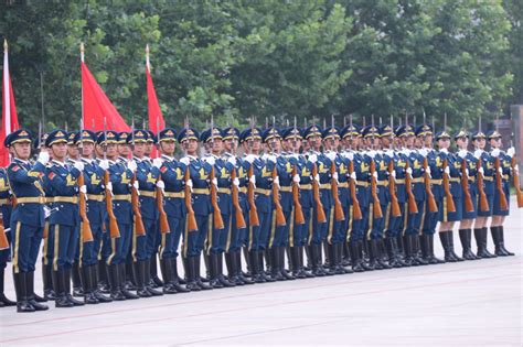 【网络媒体国防行】解放军三军仪仗队气势恢宏 零距离感受“震耳”的正步声手机凤凰网 【网络媒体国防行】解放军三军仪仗队气势恢宏 零距离感受“震耳”的正步声手机凤凰网