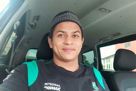 Portrait Of Fendi Ismail A Roti Canai Seller Who Went Viral For Resembling Shahrukh Khan But