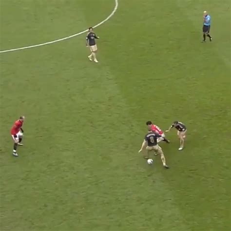 박지성이 드리블할 때 넘어지는 이유 Youtube