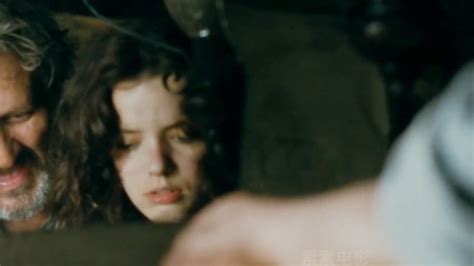 《稻草人》稻草人突然变成美女，男人们却把她锁在山上 腾讯新闻