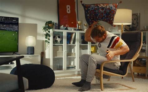 Mit Augenzwinkern Ikea Em Kampagne Thjnk Inszeniert Möbel Für Echte Fußballfans