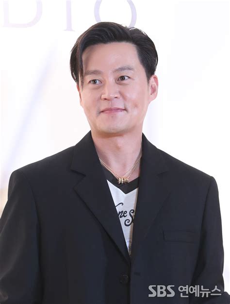 E포토 이서진 미소 지으며 당당하게