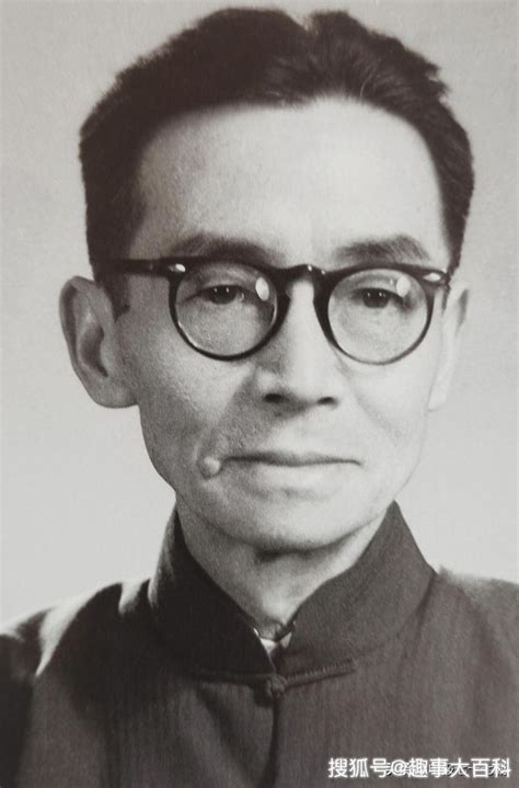 天安门图史——雷锋骑摩托车在天安门华表前的留影