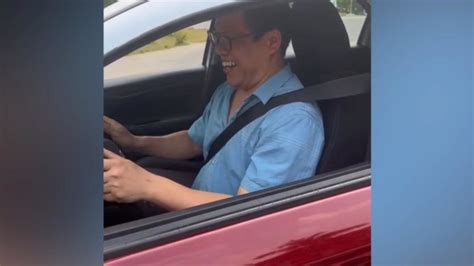 驾校教练偶遇小学班主任来学车凤凰网视频凤凰网