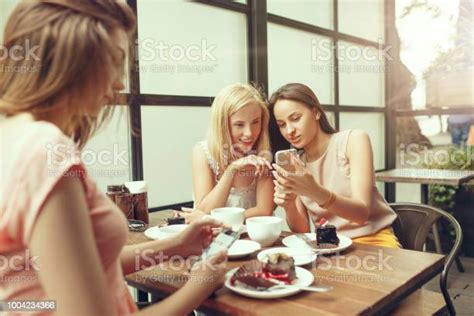 두 여자 친구는 함께 시간을 보내고 아침 식사와 디저트 카페에서 커피를 마시는 갈색에 대한 스톡 사진 및 기타 이미지 갈색 곡선 금발 머리 Istock