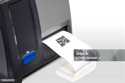 바코드 라벨 프린터 Qr 코드를 스캔할 때 텍스트라는 단어가 표시됩니다 스티커에 대한 스톡 사진 및 기타 이미지 스티커