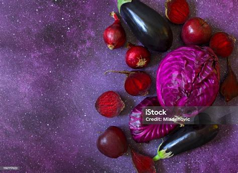 보라색 배경에 보라색 과일과 야채 양배추 사과 보라색 양파 사탕무 가지 같은 색깔의 신선한 농장 채소와 과일 맨 위 보기 복사 공간 과일에 대한 스톡 사진 및 기타 이미지