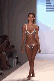 Bikini Butt Walking S Tenor