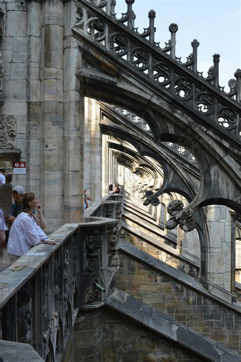 Detalles De Arquitectura Gótica Y Personas En El Techo De Una Iglesia