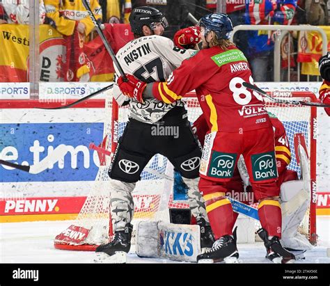 Kleine Faustkampfeinlage Zwischen Brady Austin Koelner Haie 57 Und Torsten Ankert